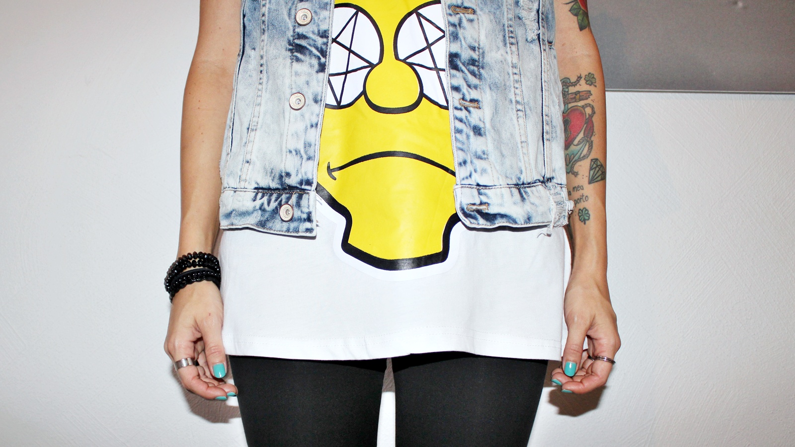 Outfit Shirt Bart Simpsons Leggings Jeansweste weisse Lederchucks (6 ...