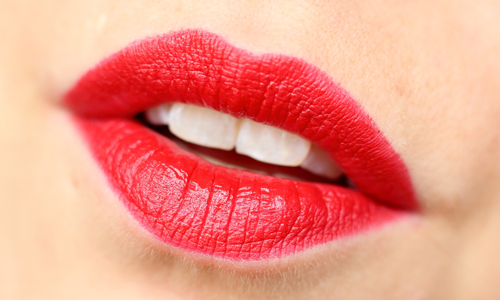 Tages-Make-Up mit roten Lippen - Lavie Deboite