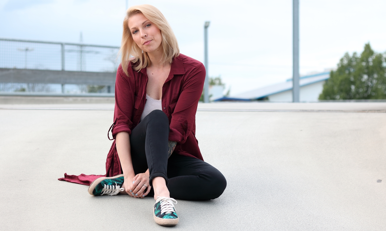 Outfit Longbluse H&M bordeaux Skinnyjeans Emu Agonis Black Palm ...