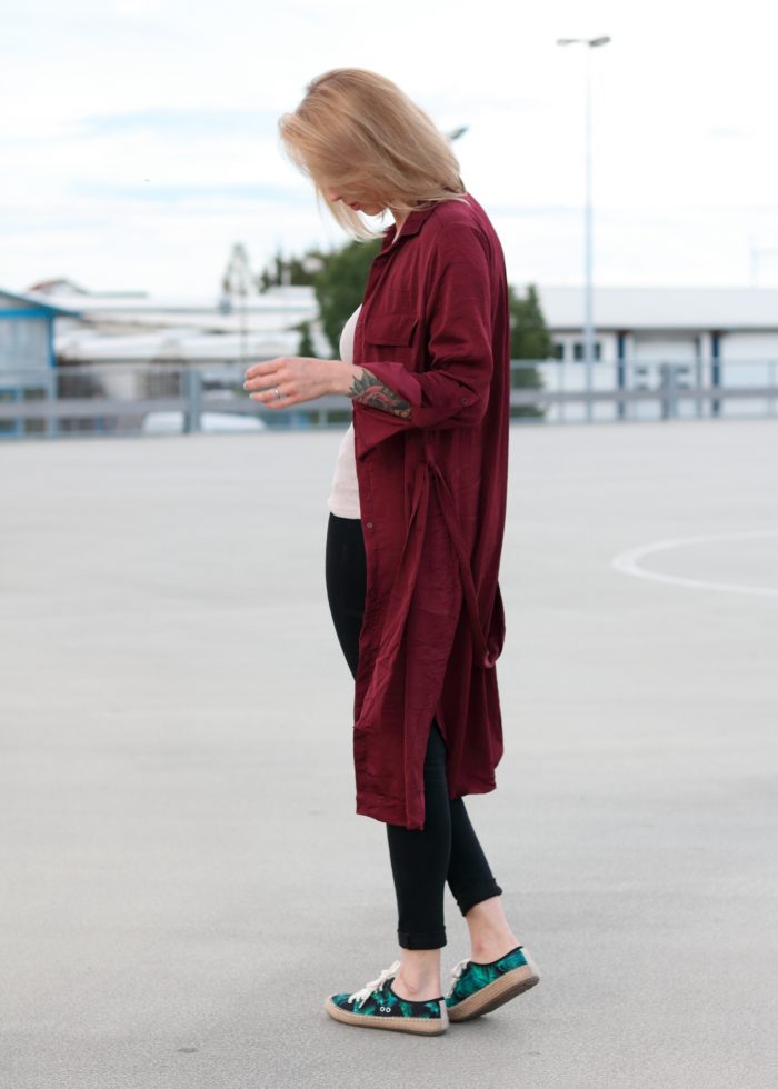 Outfit Longbluse H&M bordeaux Skinnyjeans Emu Agonis Black Palm ...