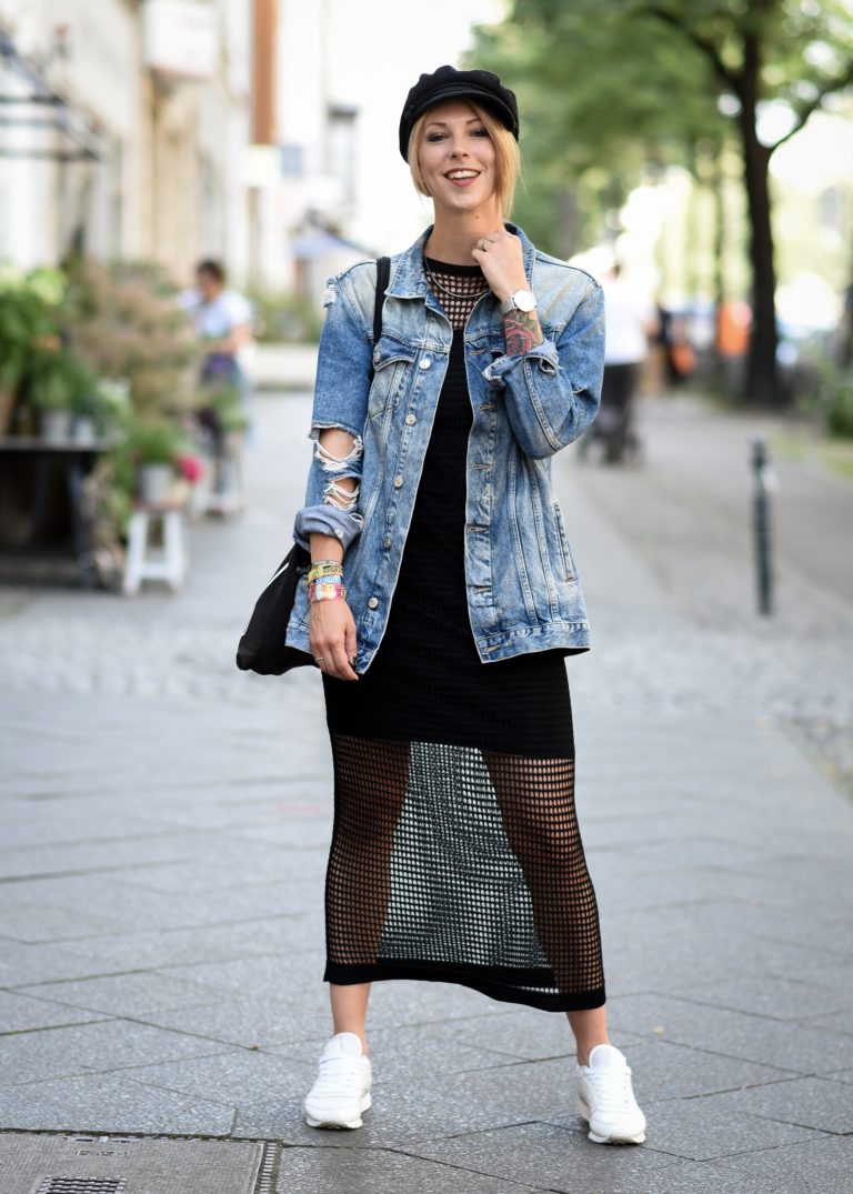 Elegantes Kleid Mit Jeansjacke Und Sneaker Ebenbild